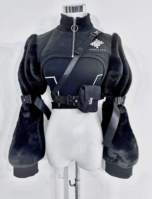 戦闘用ファーダウンがシビれるカッコよさ 超ミニ丈コートで冬 戦闘用ファーダウンがシビれるカッコよさ 超ミニ丈コートで冬